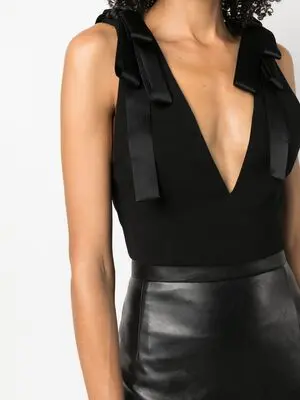 MONOT V-neck Crop Top