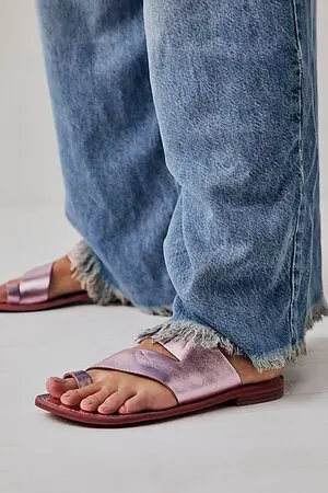 Free People Abilene Leather Toe Loop Sandals - Pink Metallic