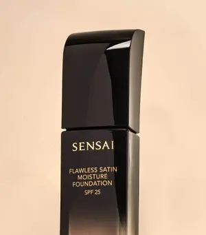 SENSAI Flawless Satin Moisture Foundation Spf 25