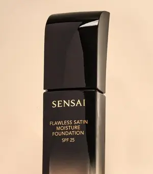 SENSAI Flawless Satin Moisture Foundation