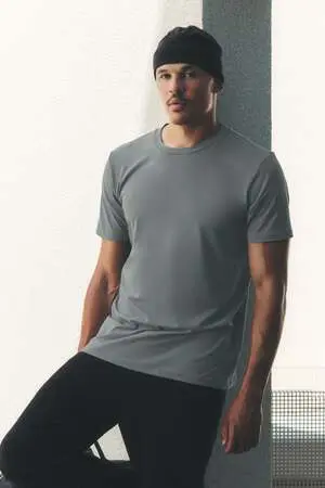 Alo Yoga Conquer Reform Crewneck Short Sleeve Top - Monument