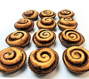 CINNAMOM BAKERY Individual Pumpkin Pecan C Innamon Rolls