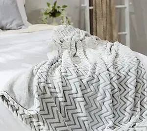 DESIGN IMPORTS Chevron Plush Throw
