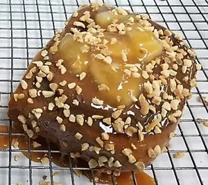 CINNAMOM BAKERY Individual 6-oz Caramel Ap Le/peanut Roll - One-color