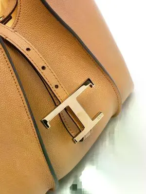 TOD'S Logo-plaque Tote Bag - Neutrals