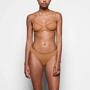 SKIMS Strapless Bra | Medium Neutral | | Ultra Fine Mesh - Bronze