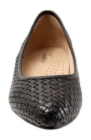 Trotters Jade Woven Pointed Toe Shoe