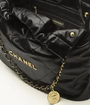 Chanel - 22 Handbag