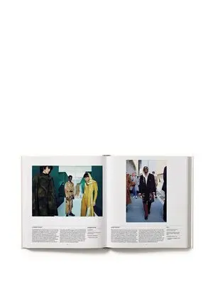 PHAIDON PRESS The Fashion Book