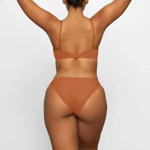SKIMS Scoop Bra | Medium Neutral | | Weightless - Bronze