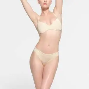 SKIMS Push Up Plunge Bra | Light Neutral | 30a | Wireless Form Butter