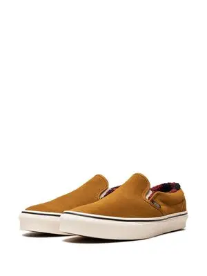 VANS Classic Slip-on Cozy Hug Sneakers