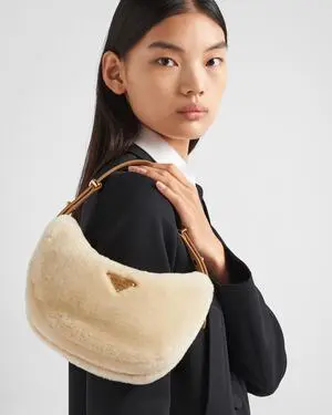 Prada Arqué Shearling And Leather Shoulder Bag - Écru/noisette