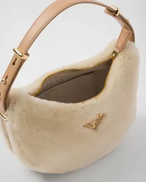 Prada Arqué Shearling And Leather Shoulder Bag - Écru/noisette