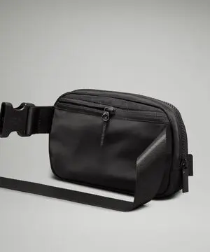 Lululemon Everywhere Belt Bag With Long Strap 1l - Black/gold