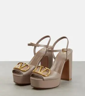 Valentino Garavani Vlogo Platform Sandals - Beige