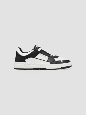 Valentino Garavani Freedots Low Top Sneakers In Calfskin - Black