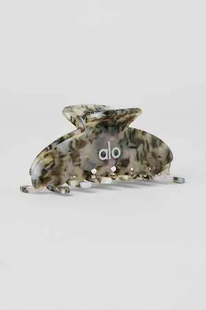Alo Yoga ALO 90's Claw Clip Rum Cake
