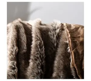 SAFAVIEH Luxe Sheen Throw