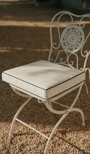 BUSINESS & PLEASURE Seat Cushion In White