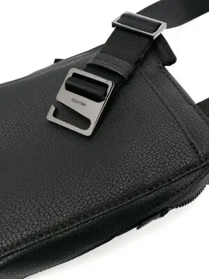 Calvin Klein Logo-plaque Zipped Messenger Bag