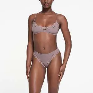 SKIMS Fits Everybody Lace Tanga Zinc