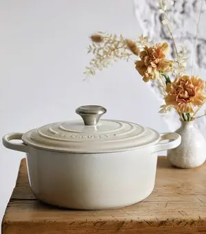 LE CREUSET Cast Iron Round Casserole Dish - Ivory