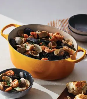 LE CREUSET Cast Iron Signature Round Casserole Dish