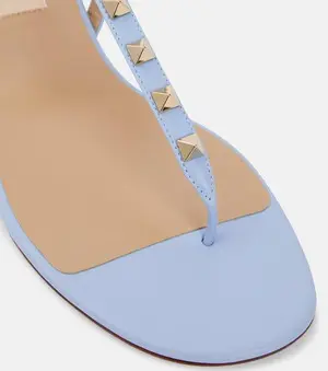 Valentino Garavani Rockstud Thong Sandals - Blue