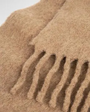TOTEME Teddy Wool Scarf With Leather Logo Patch - Biscuit