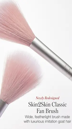 RMS BEAUTY Skin2skin Classic Fan Brush