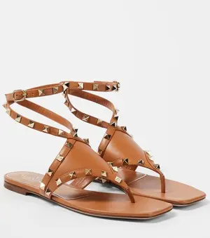 Valentino Garavani Rockstud Leather Thong Sandals - Beige