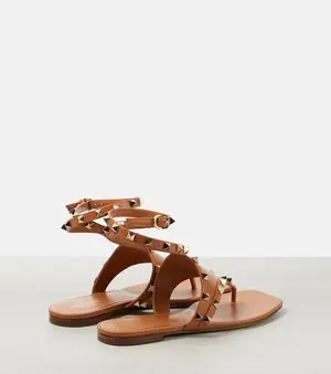 Valentino Garavani Rockstud Leather Thong Sandals - Beige