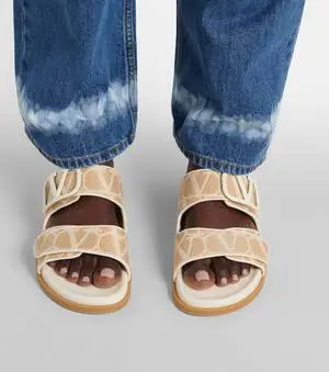 Valentino Garavani Vlogo Signature Raffia Slides - Beige