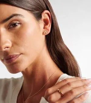 SYDNEY EVAN Croissant Small Stud Earring
