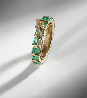 ANANYA 18kt Scatter Ring With Emeralds And Diamonds