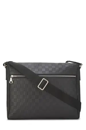 LOUIS VUITTON Damier Infini District Messenger