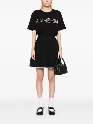KIMHEKIM Faux Pearl Embellishment Logo T-shirt