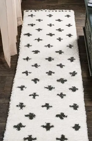 JONATHAN Y Cristo Berber Geometric Shag Area Rug - White/gray