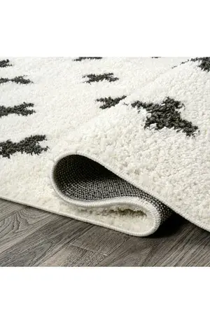 JONATHAN Y Cristo Berber Geometric Shag Area Rug - White/gray