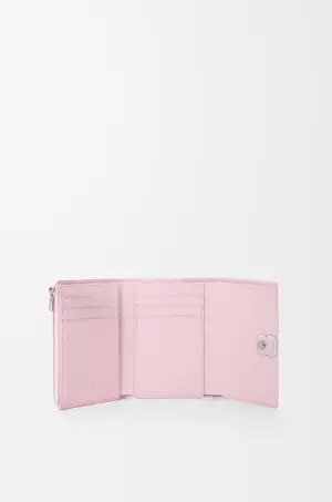 Loewe Anagram Small Vertical Wallet In Pebble Grained Leather Skin - Blossom