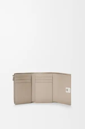 Loewe Anagram Small Vertical Wallet In Pebble Grained Leather Skin - Clay