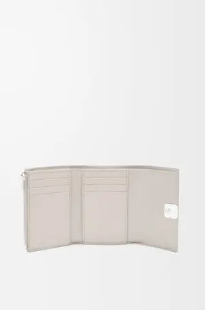 Loewe Anagram Small Vertical Wallet In Pebble Grained Leather Skin - Light Ghost