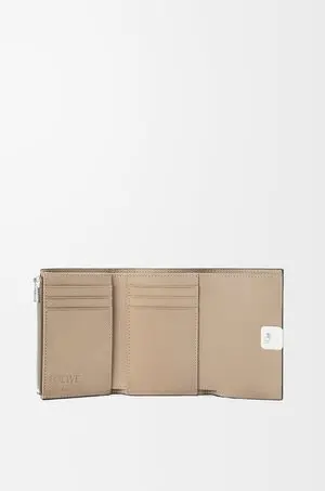 Loewe Anagram Small Vertical Wallet In Pebble Grained Leather Skin - Sand
