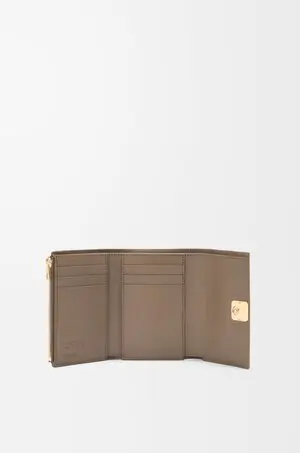 Loewe Anagram Small Vertical Wallet In Pebble Grained Leather Skin - Taupe