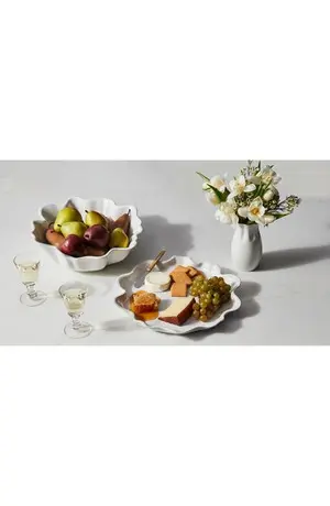 LE CREUSET Iris Stoneware Ruffle Platter - White