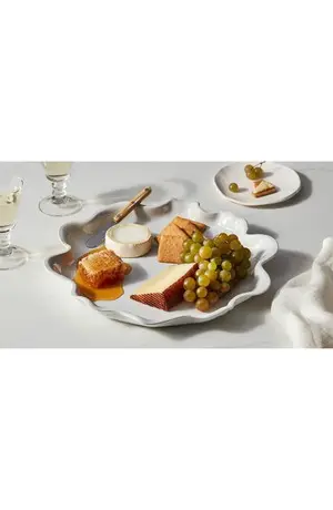 LE CREUSET Iris Stoneware Ruffle Platter - White