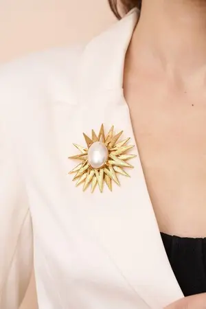 KENNETH JAY LANE Pearl Center Starburst Pin
