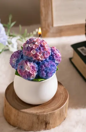 SOUTHLAKE GIFTS Hydrangea Candle - Violet