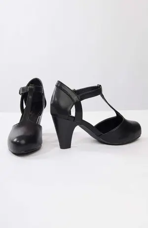 Unique Vintage 1920s Leatherette Roxy T-strap Pumps